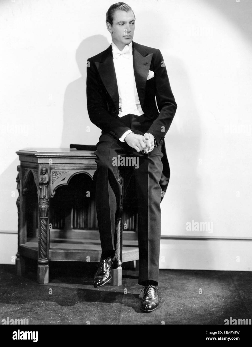 Oscar tuxedo hi-res stock photography and images - Alamy