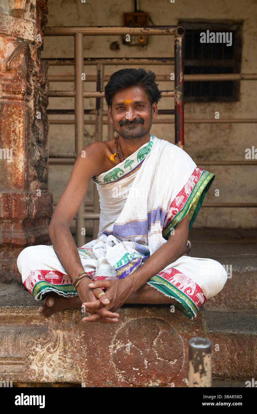 Brahmin pandit hi-res stock photography and images - Alamy
