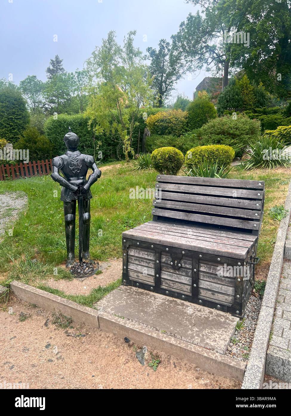 Knight guarding entrance castle hi-res stock photography and images - Alamy