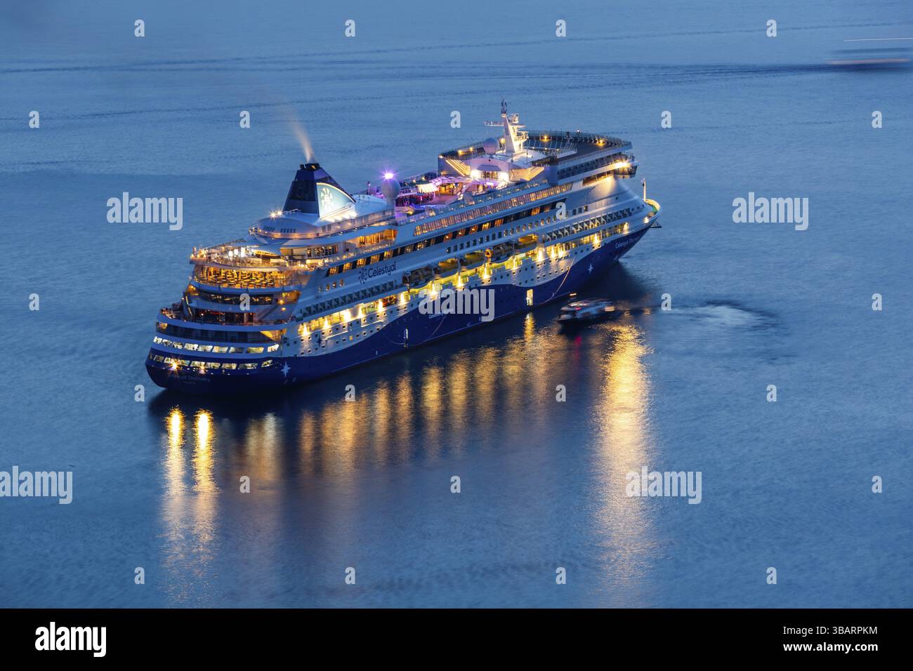 Cruise ship in the evening, blue hour, island of Santorini, Cyclades ...