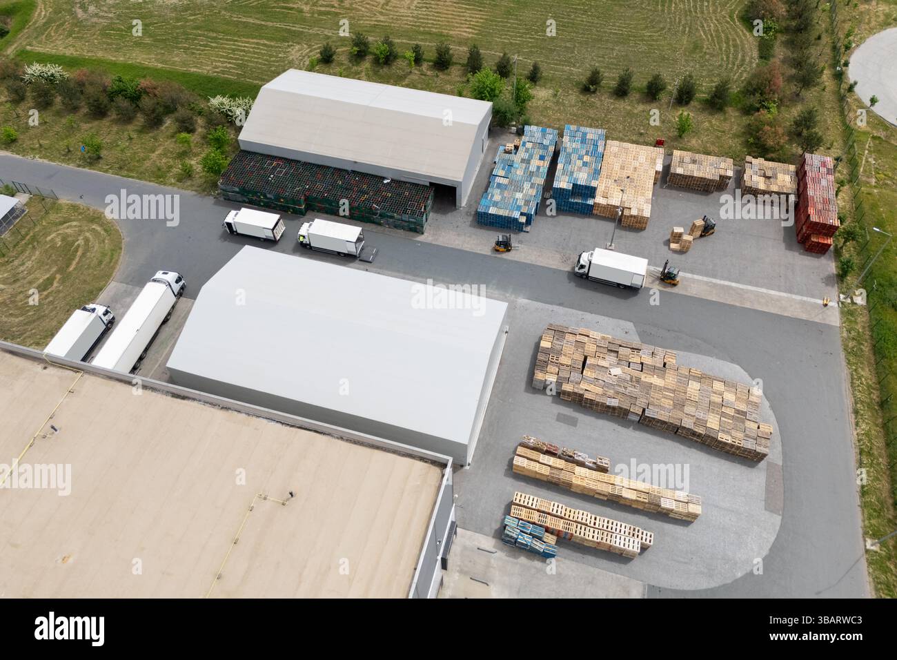 Aerial view loading warehouse semi hi-res stock photography and images ...