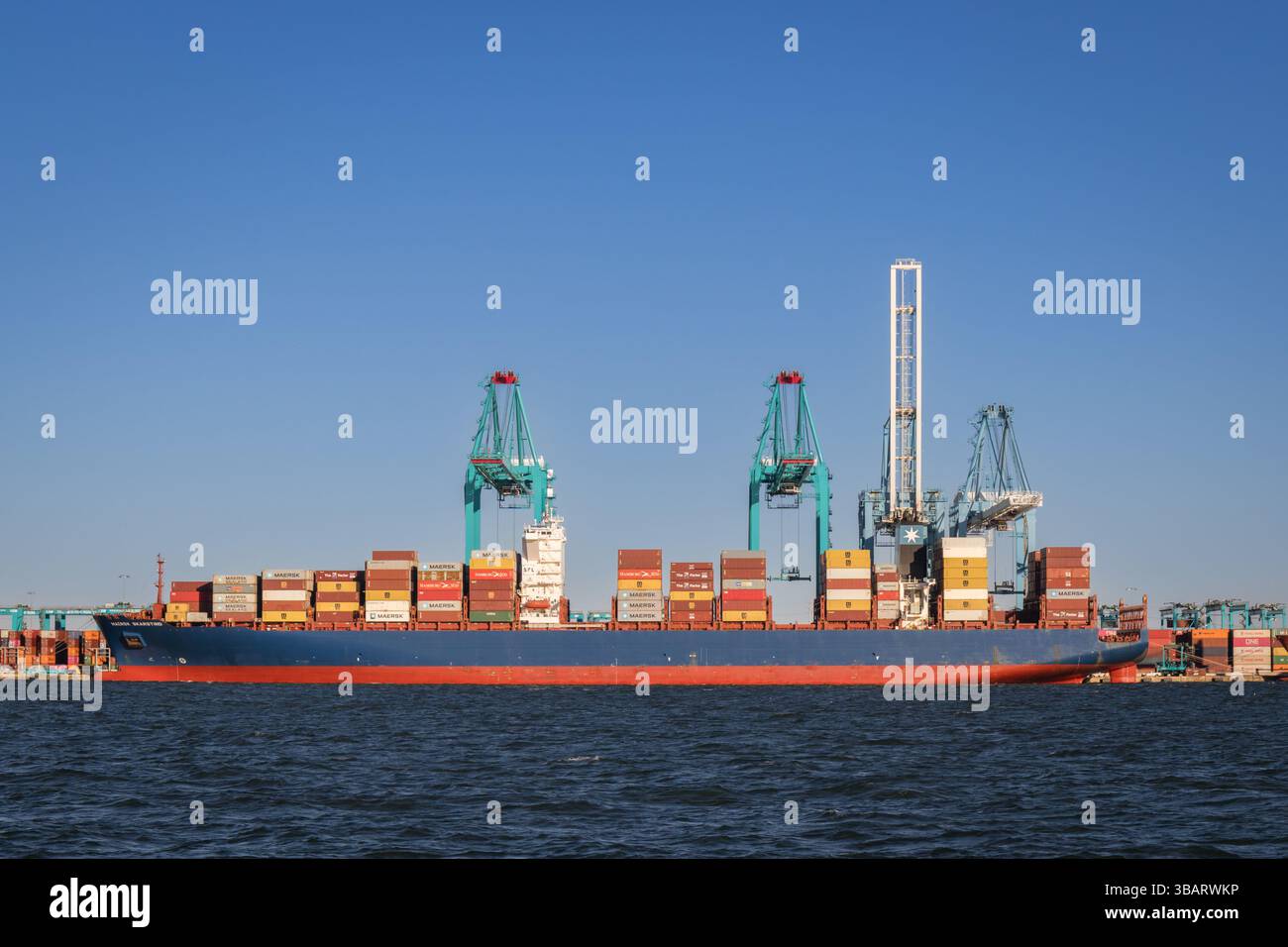 Shipping logistics trade agreement hi-res stock photography and images ...