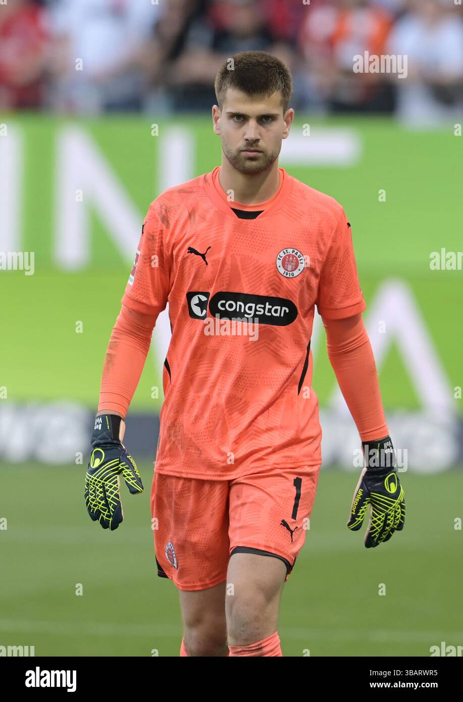 Frankfurt, Deutschland. 11th May, 2025. St. Pauli Hamburg Torwart Ben ...