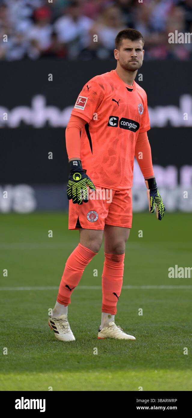 Frankfurt, Deutschland. 11th May, 2025. St. Pauli Hamburg Torwart Ben ...