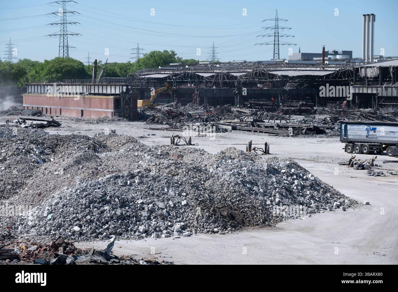 Abrissbagger bei der Arbeit, Abrissarbeiten des ehemaligen ...