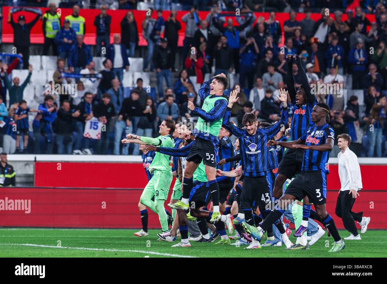 Atalanta BC players celebrate the victory at the end of the match ...