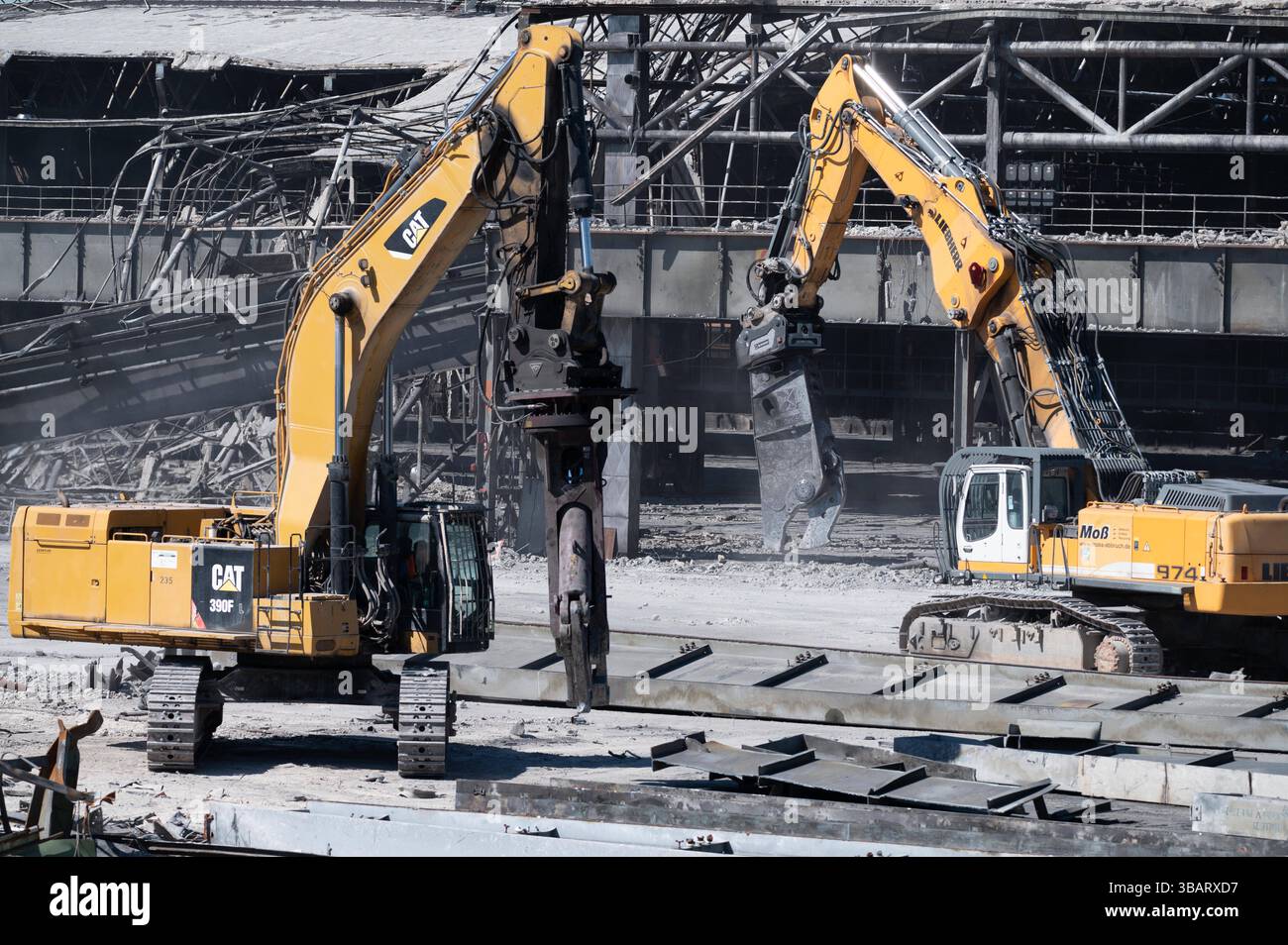 Abrissbagger bei der Arbeit, Abrissarbeiten des ehemaligen ...