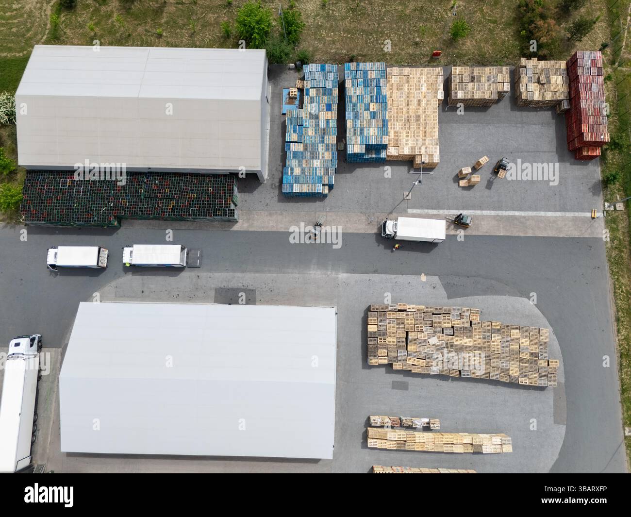 Aerial view loading warehouse semi hi-res stock photography and images ...