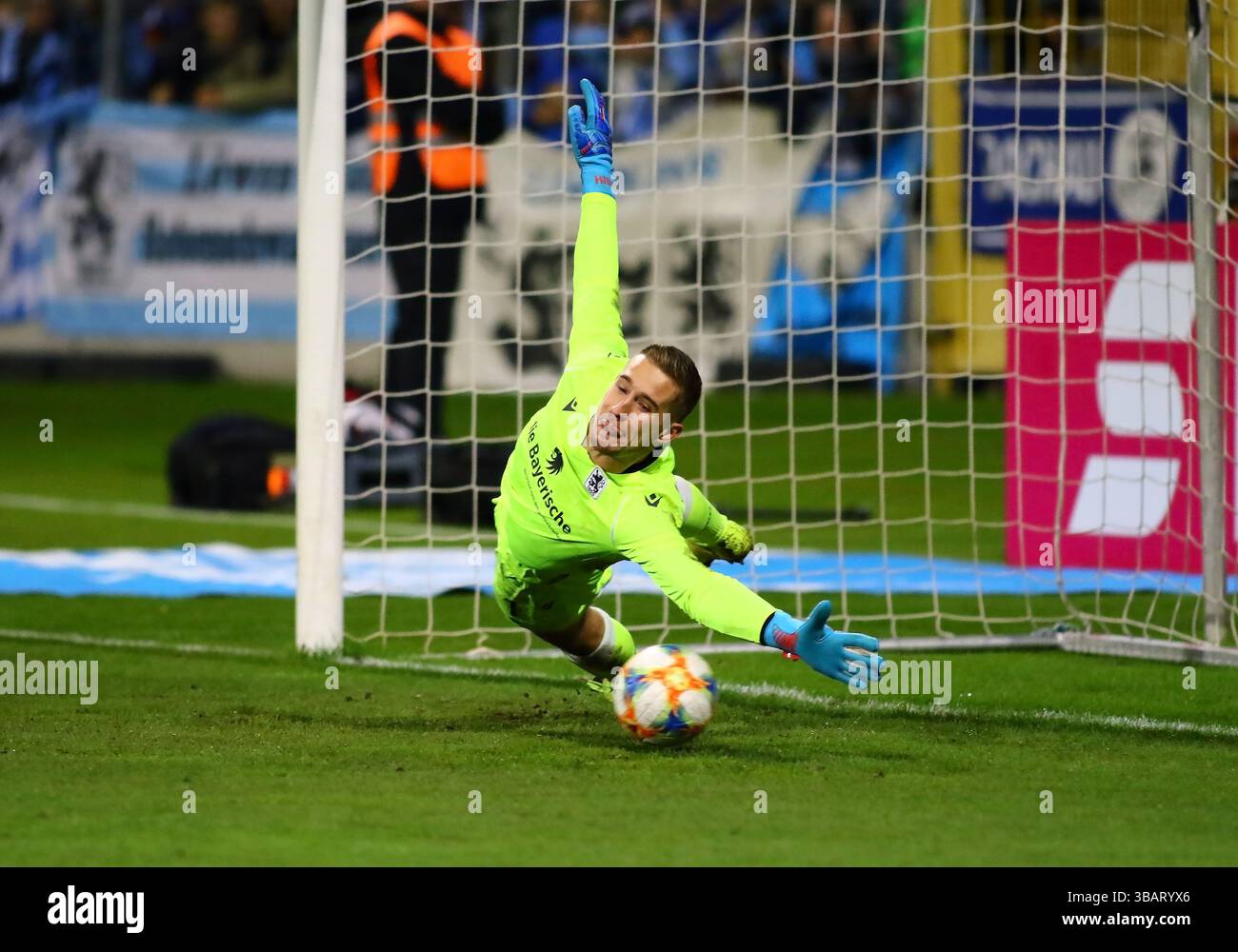 Hier im bild marco hiller tsv 1860 munchen beim parieren hi-res stock ...