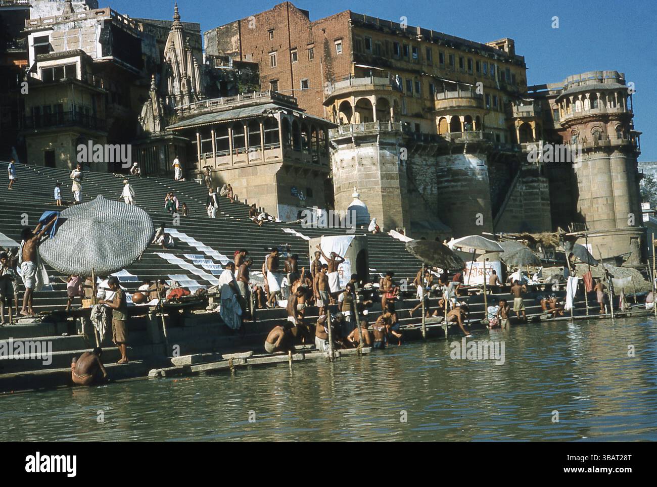 Embankment ganges river holy hi-res stock photography and images - Alamy