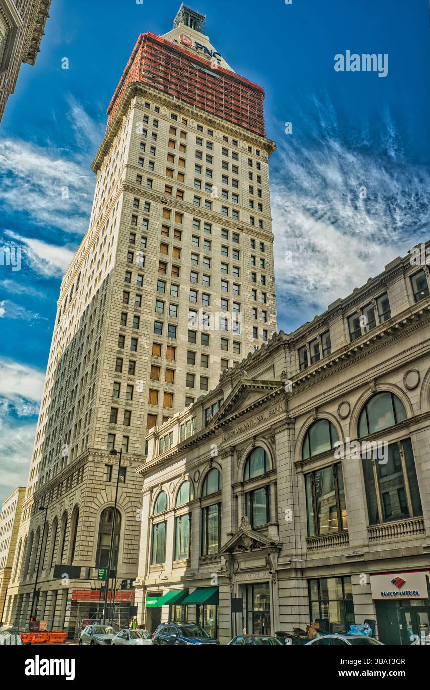 Construction on the Union Central Tower,(The PNC Bank building ) in ...