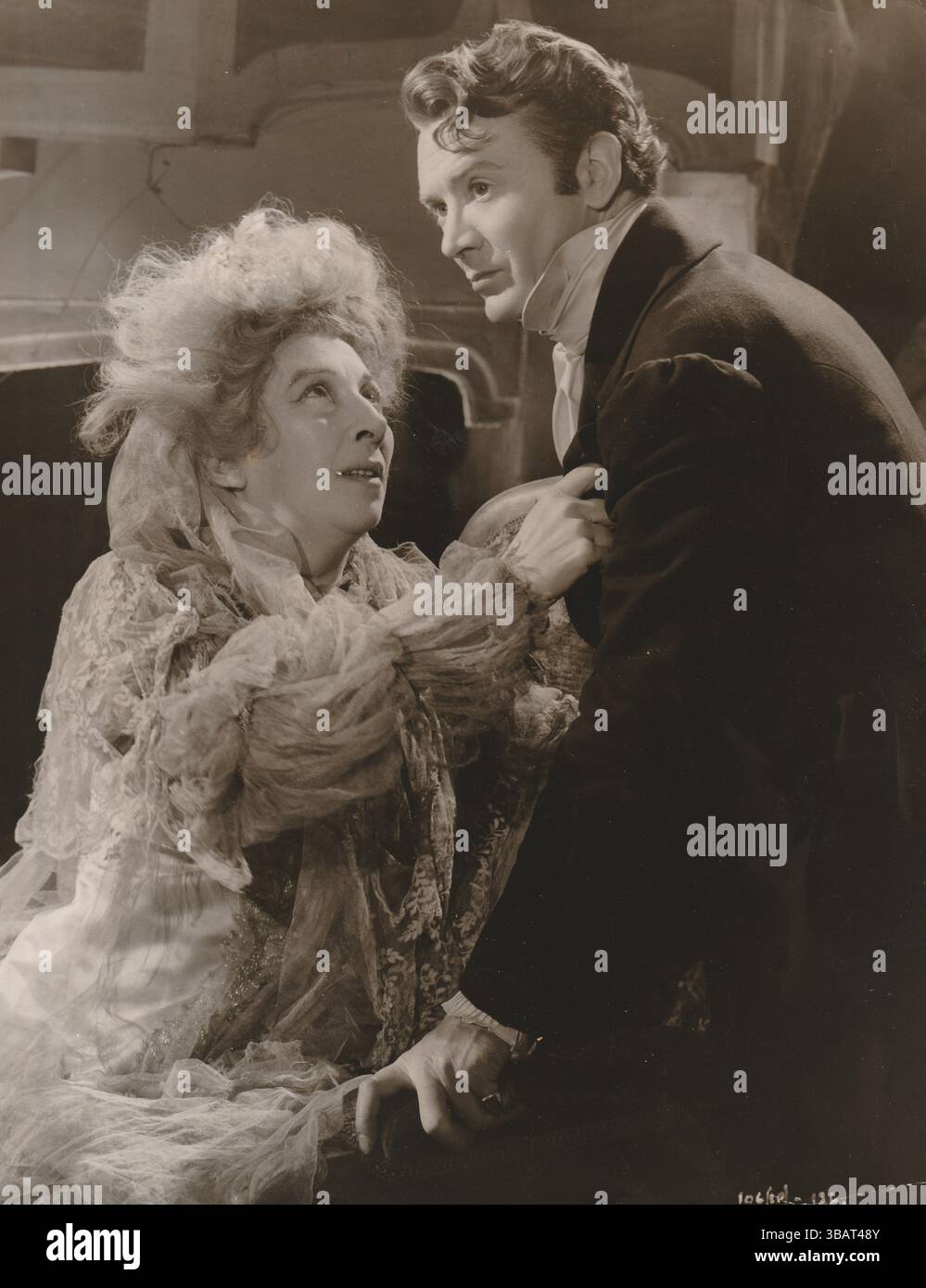 Great Expectations 1946 Dir: David Lean. Starring John Mills and Jean ...