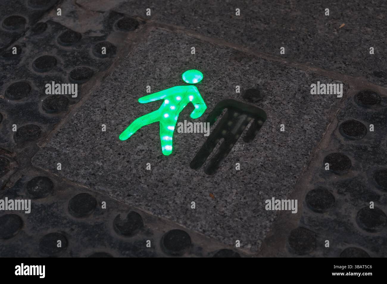 Innovative safety device on the street in Valencia: light signals on ...