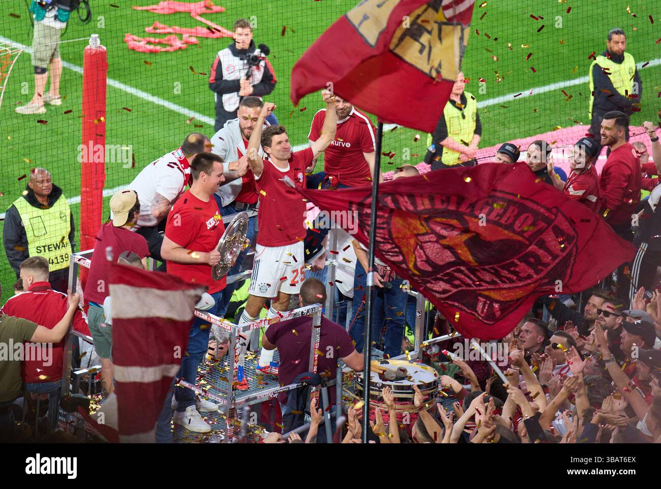 Thomas Mueller, Mueller, FCB 25 celebrate with FCB fans and Ultras in ...
