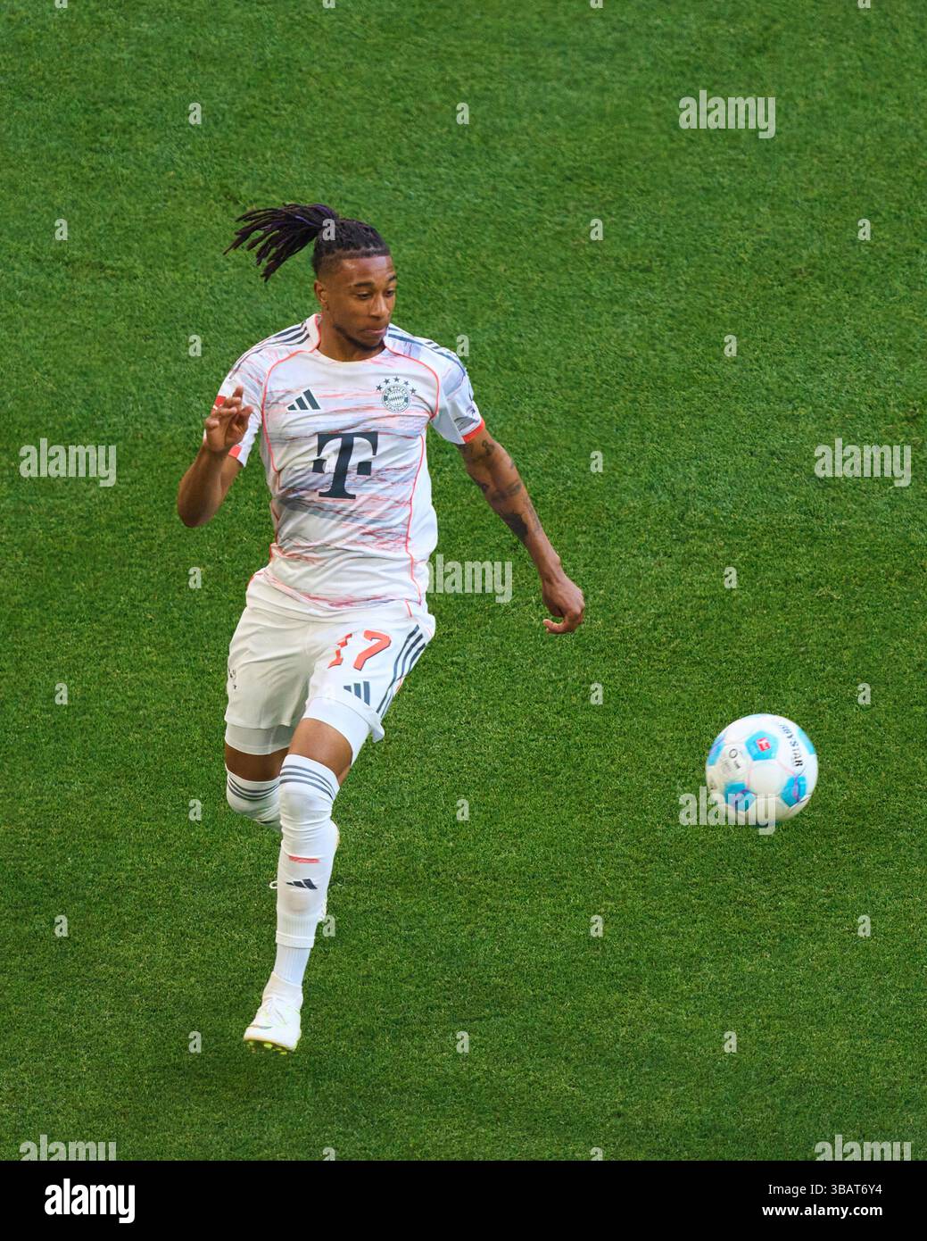 Michael Olise (FCB 17) in the match FC BAYERN MueNCHEN - BORUSSIA ...