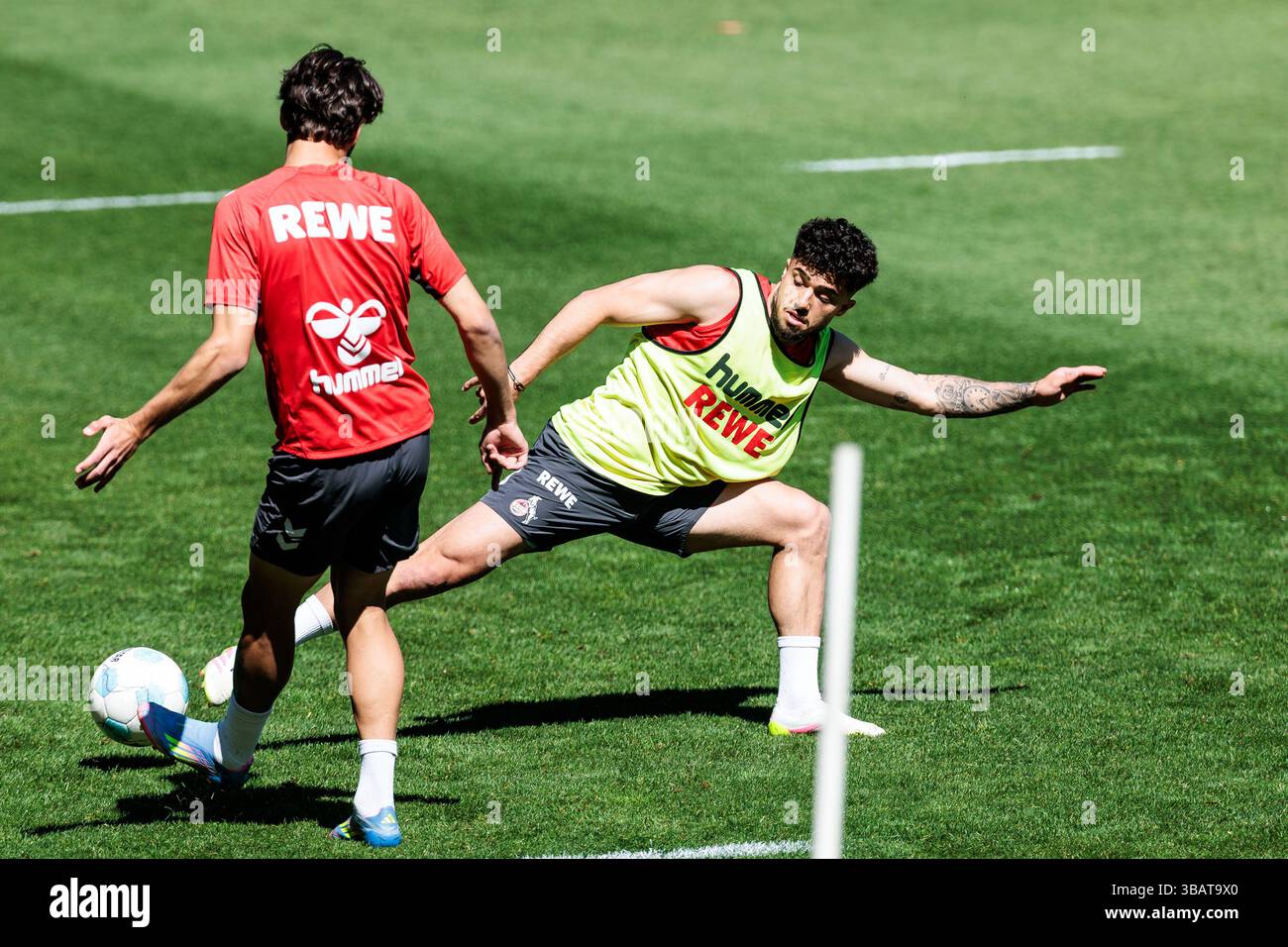 Zweikampf Max Finkgr?fe (1. FC K?ln, 35), Jusuf Gazibegovic (1. FC K?ln, 25) 2. Fussball ...