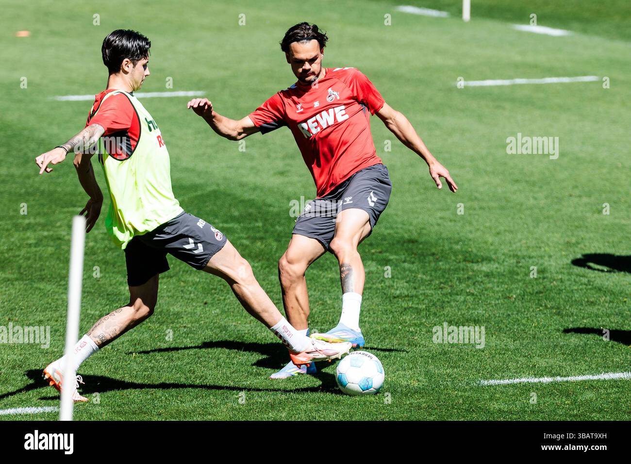 Zweikampf Denis Huseinbasic (1. FC K?ln, 8), Max Finkgr?fe (1. FC K?ln, 35) 2. Fussball ...