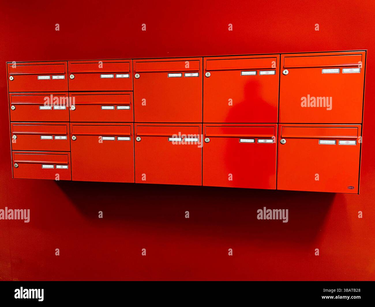 Dreizehn Rote Briefkaesten Sammelanlage fuer verschiedene Post ...