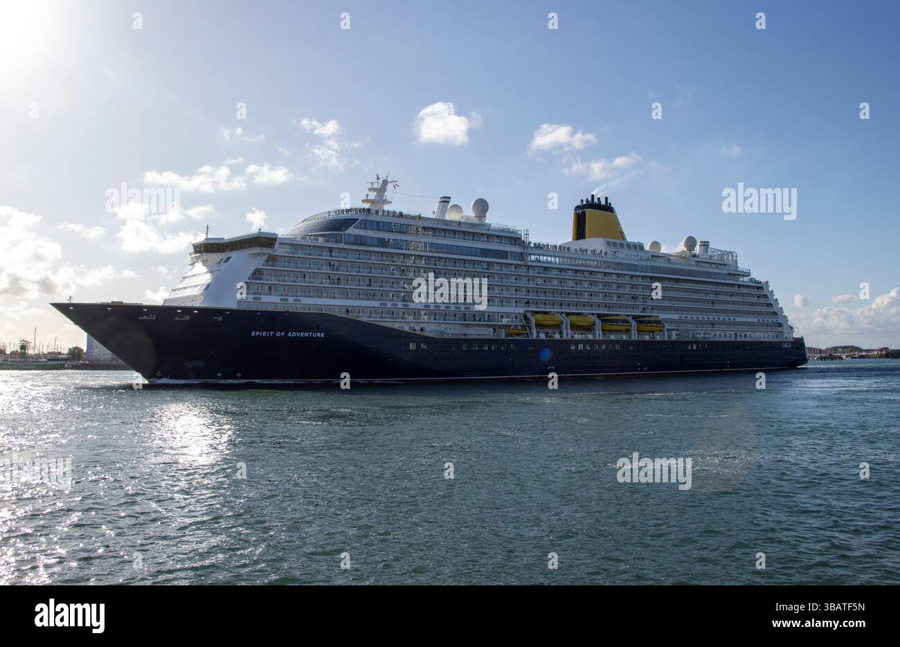 Saga cruise waves hi-res stock photography and images - Alamy