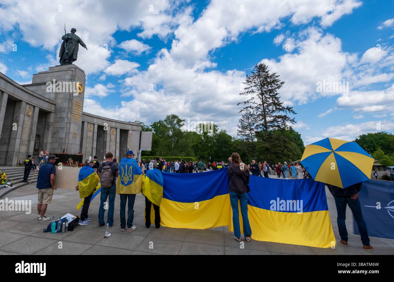 Pro-Ukraine protesters wave Ukraine flags at Berlin Soviet war memorial ...