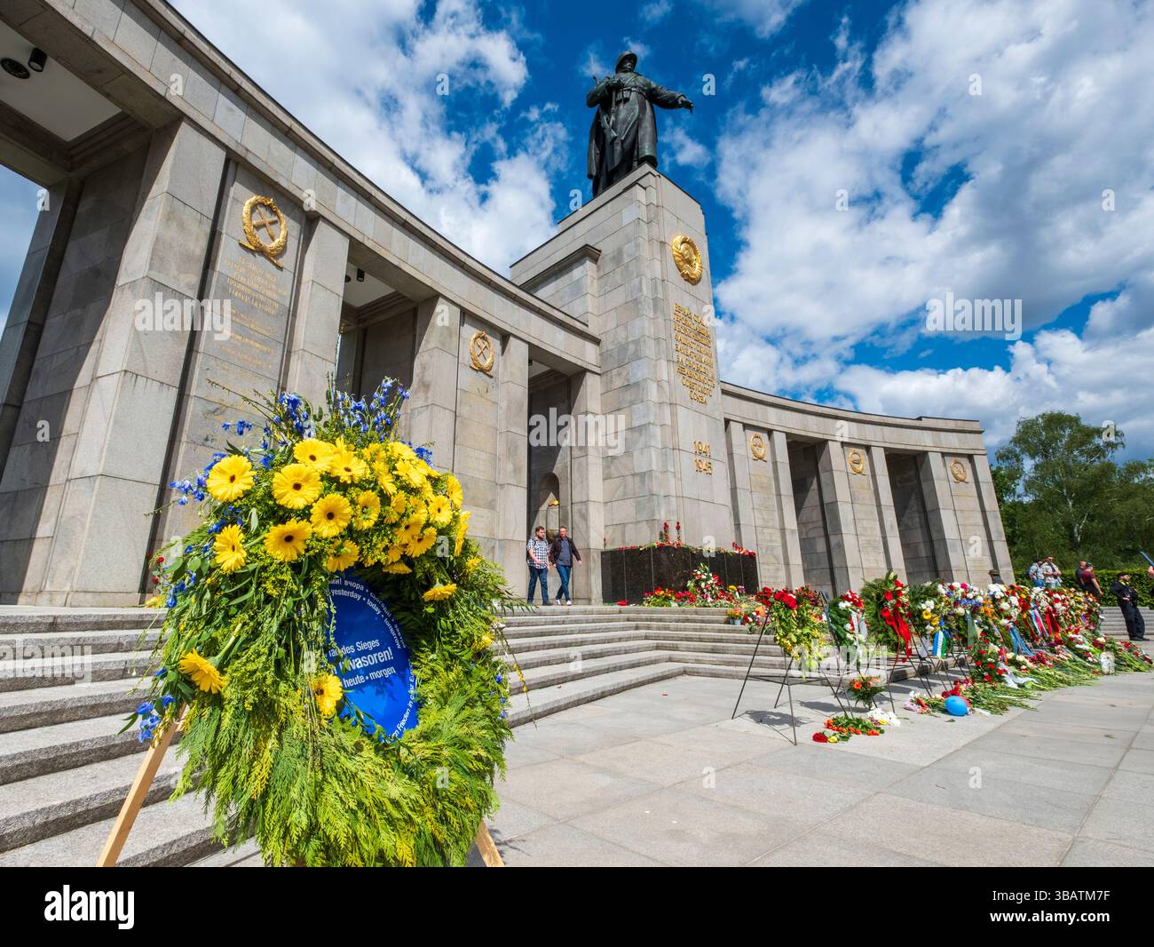 Pro-Ukraine protesters wave Ukraine flags at Berlin Soviet war memorial ...