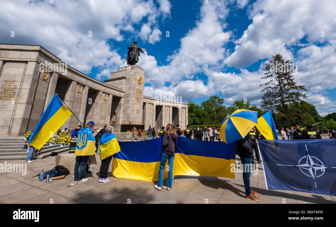 Pro-Ukraine protesters wave Ukraine flags at Berlin Soviet war memorial ...