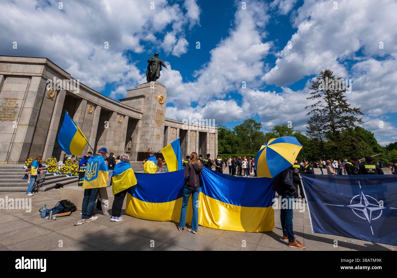 Pro-Ukraine protesters wave Ukraine flags at Berlin Soviet war memorial ...