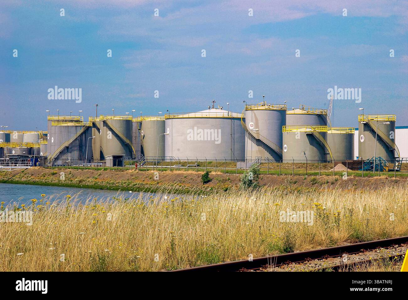 Chemical & Fossil Fuel Storage Tanks. Oil & Chemical Storage Tanks in ...