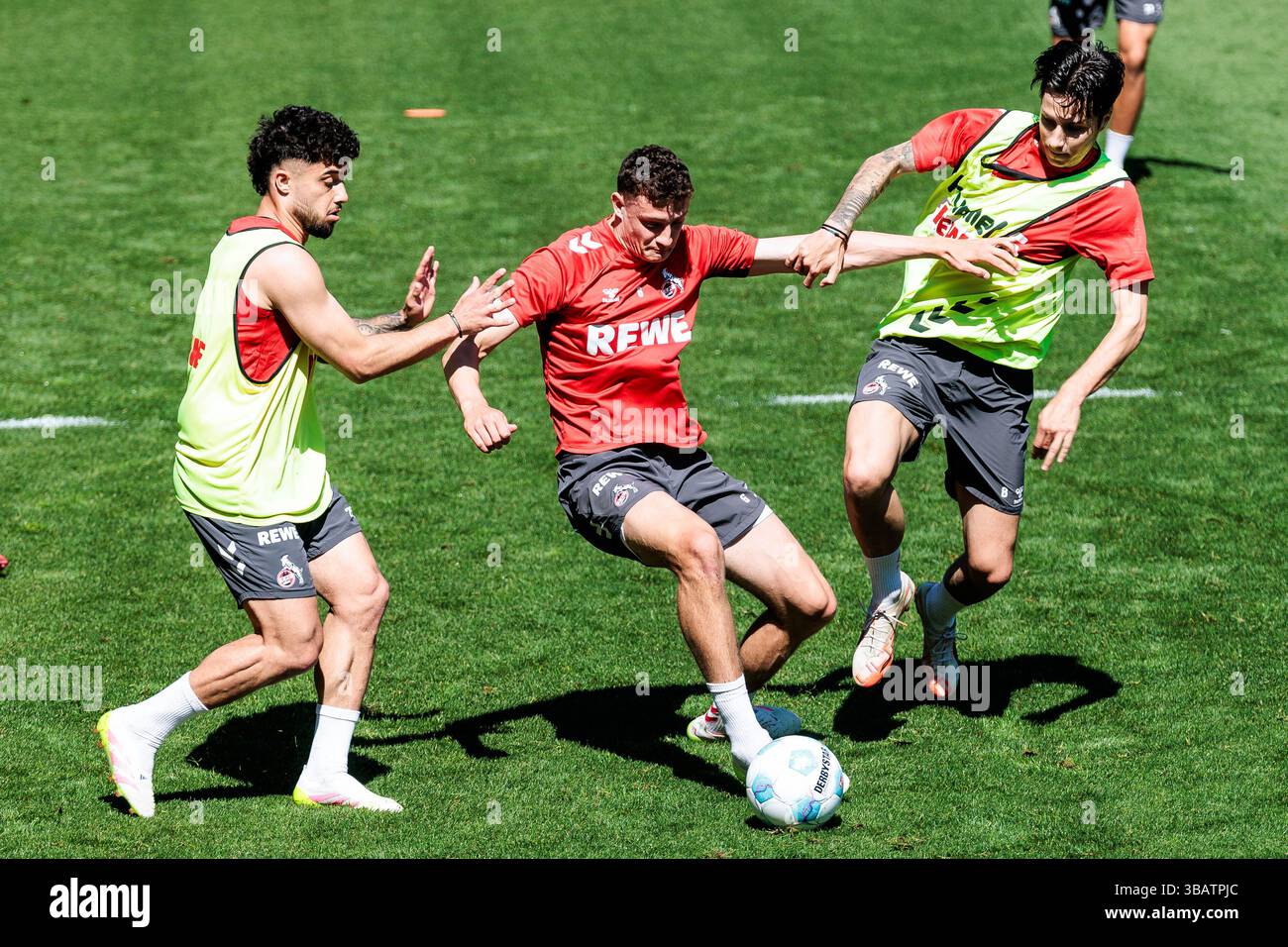 Zweikampf Jusuf Gazibegovic (1. FC K?ln, 25), Eric Martel (1. FC K?ln, 6), Denis Huseinbasic (1 ...