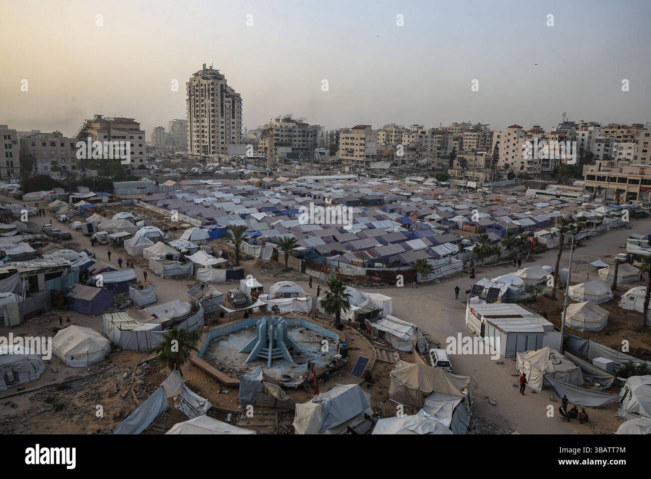 Tents for displaced Palestinians from the northern Gaza Strip and ...
