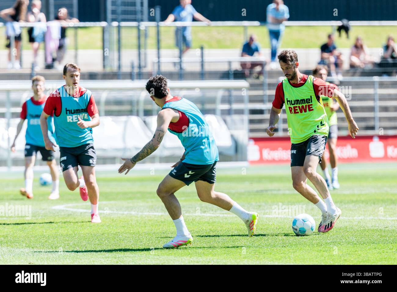 Zweikampf Jusuf Gazibegovic (1. FC K?ln, 25), Mark Uth (1. FC K?ln, 13) 2. Fussball Bundesliga ...