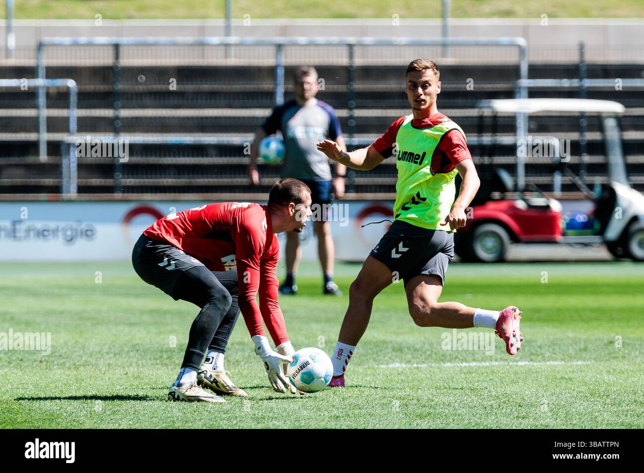 Zweikampf Anthony Racioppi (1. FC K?ln, 26), Marvin Obuz (1. FC K?ln, 16) 2. Fussball Bundesliga ...