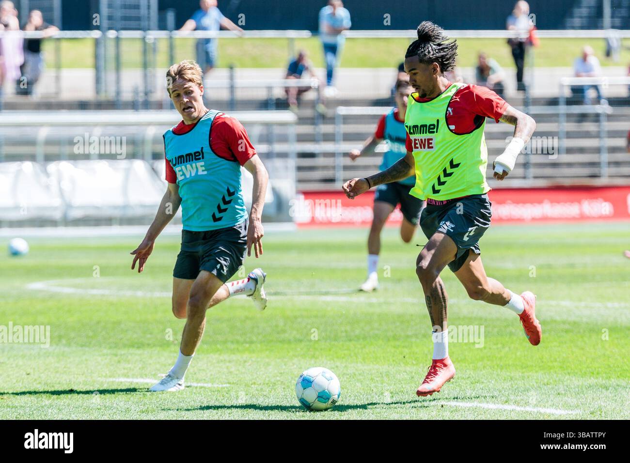 Zweikampf Timo H?bers (1. FC K?ln, 4), Damion Downs (1. FC K?ln, 42) 2. Fussball Bundesliga ...