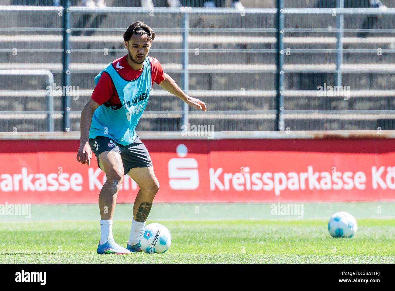 Max Finkgr?fe (1. FC K?ln, 35) am Ball 2. Fussball Bundesliga: Training 1. FC K?ln; K?ln, Franz ...