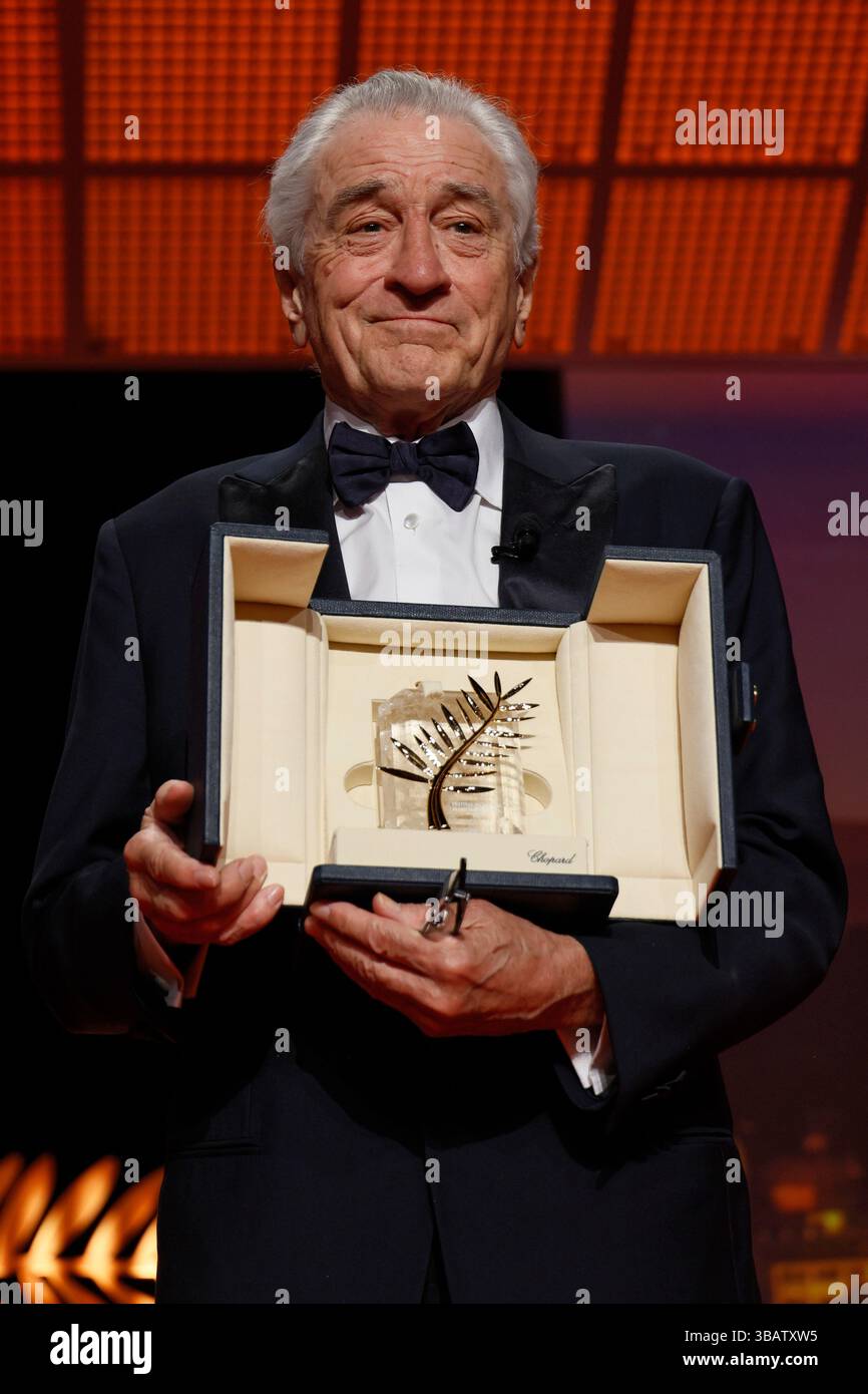 Robert De Niro, recipient of the Honorary Palme d'Or, poses for ...