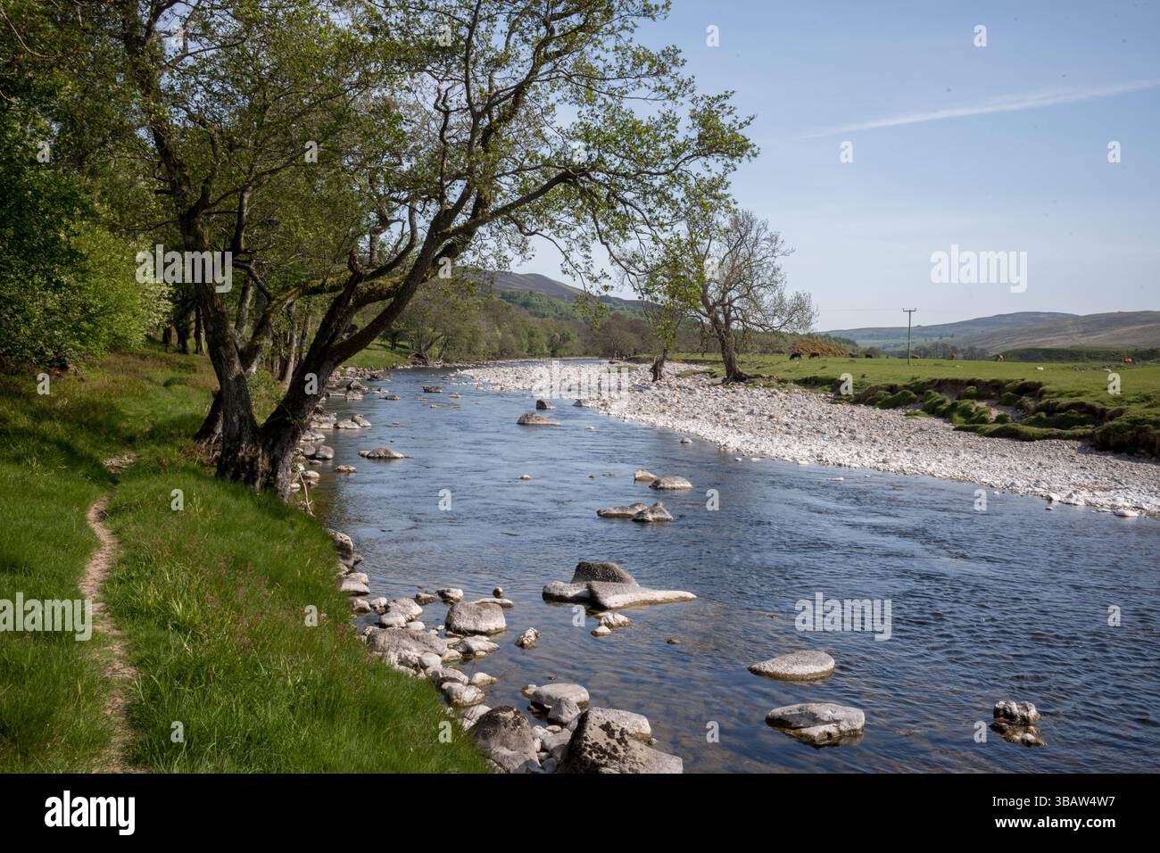 Low water flow in the Water of Lee river after many weeks without ...
