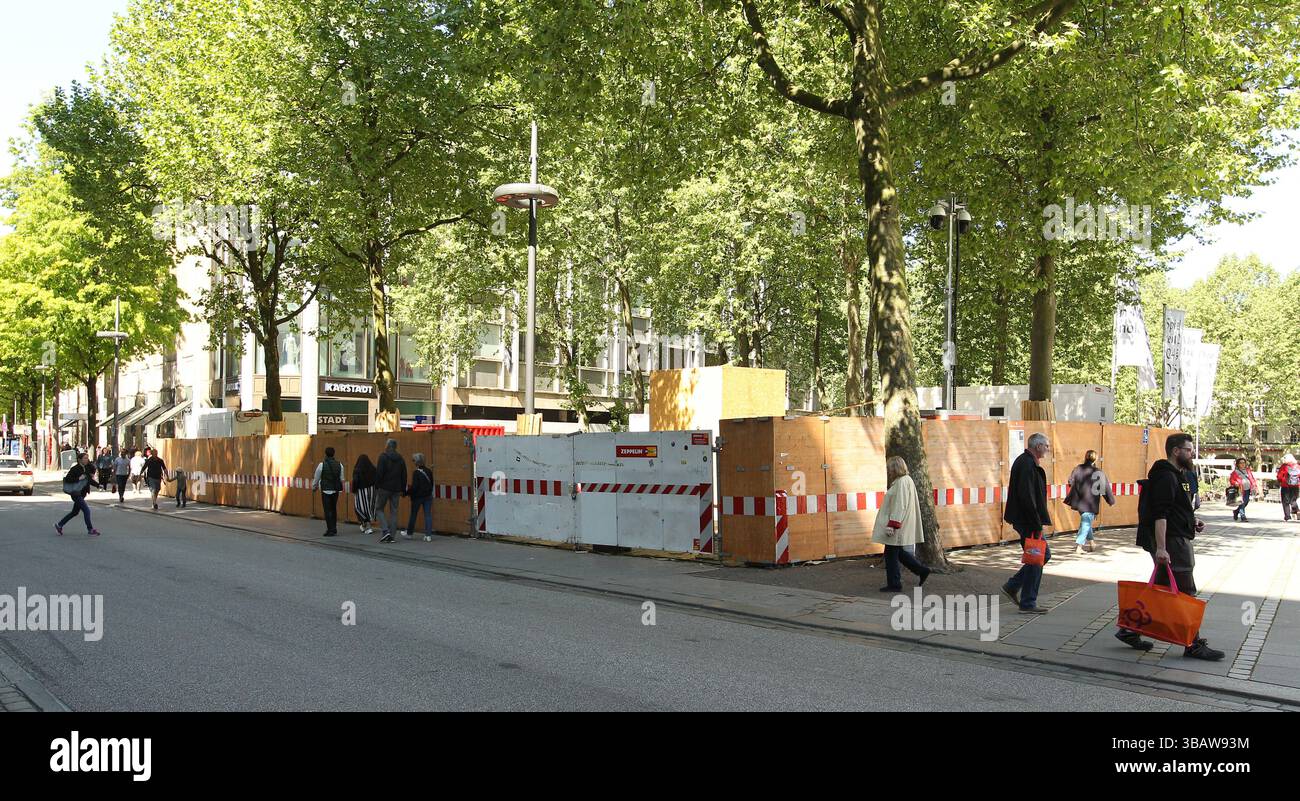 Bauzaun verdeckt die Sicht auf die öffentliche Toilettenanlage am ...