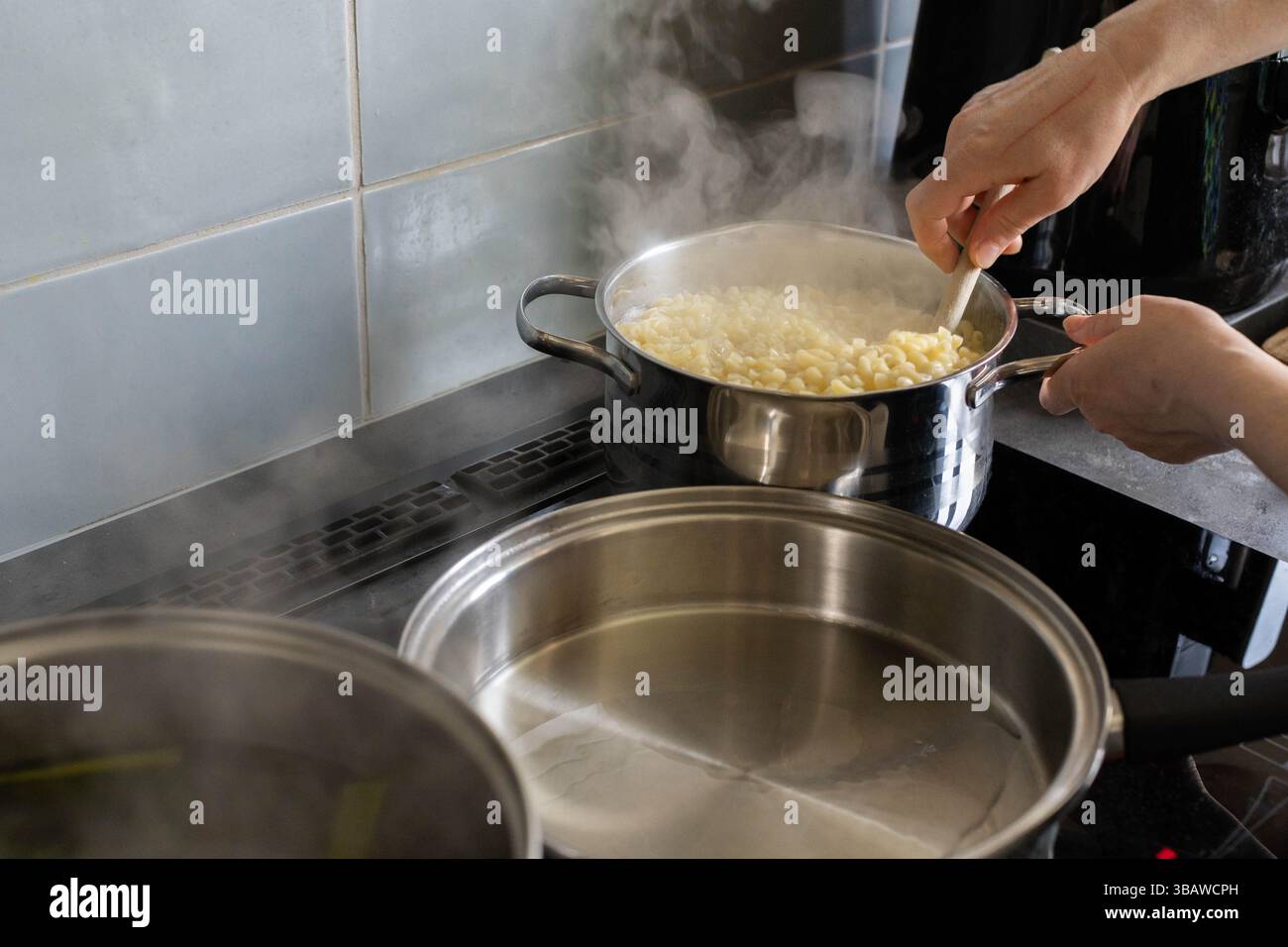 Cooking Pasta Using Both Steam and Boiling Water Techniques for Best ...
