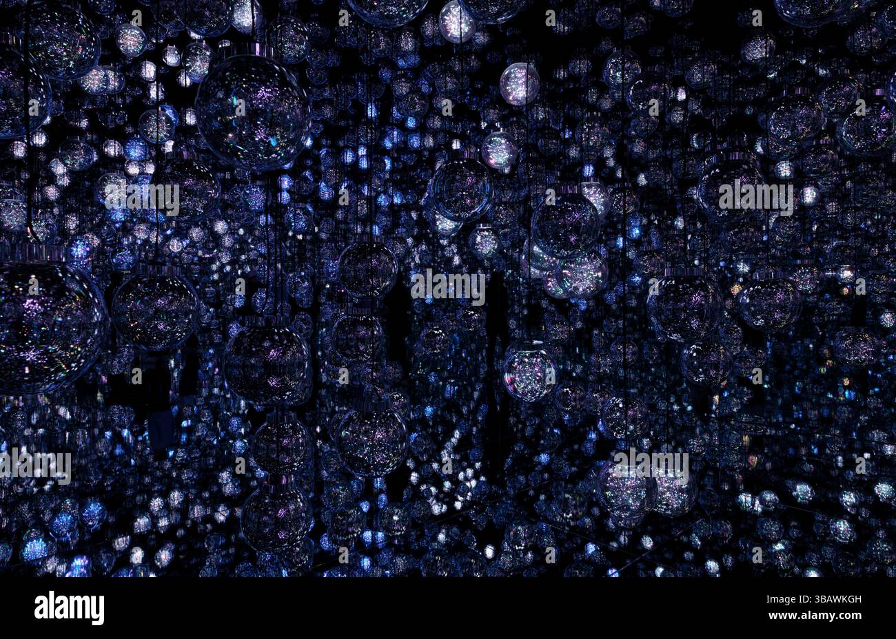 Infinity mirrored room hi-res stock photography and images - Alamy