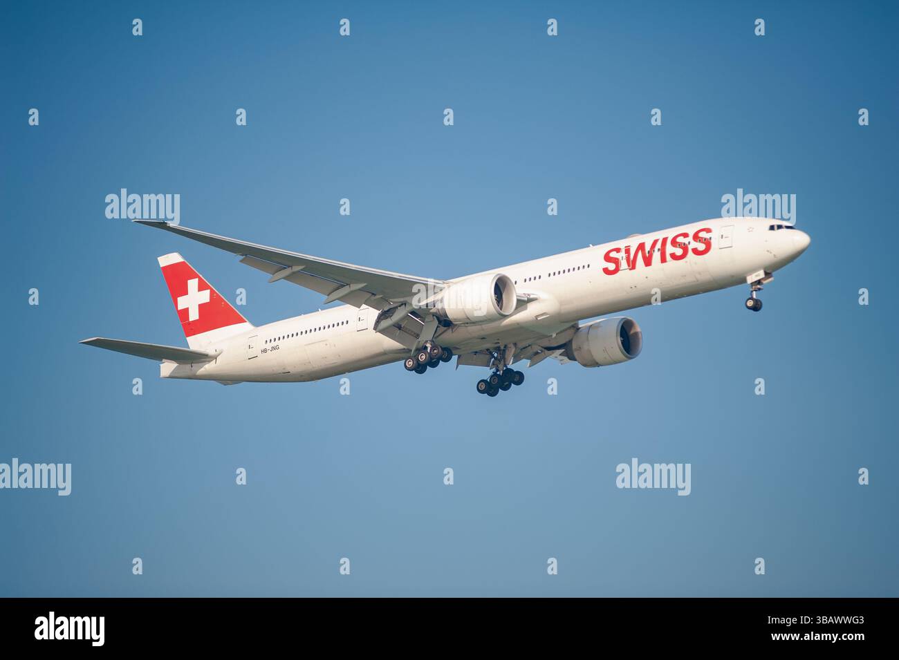 21.10.2024, Singapore, , Singapore - A Swiss Airlines Boeing 777-300ER ...