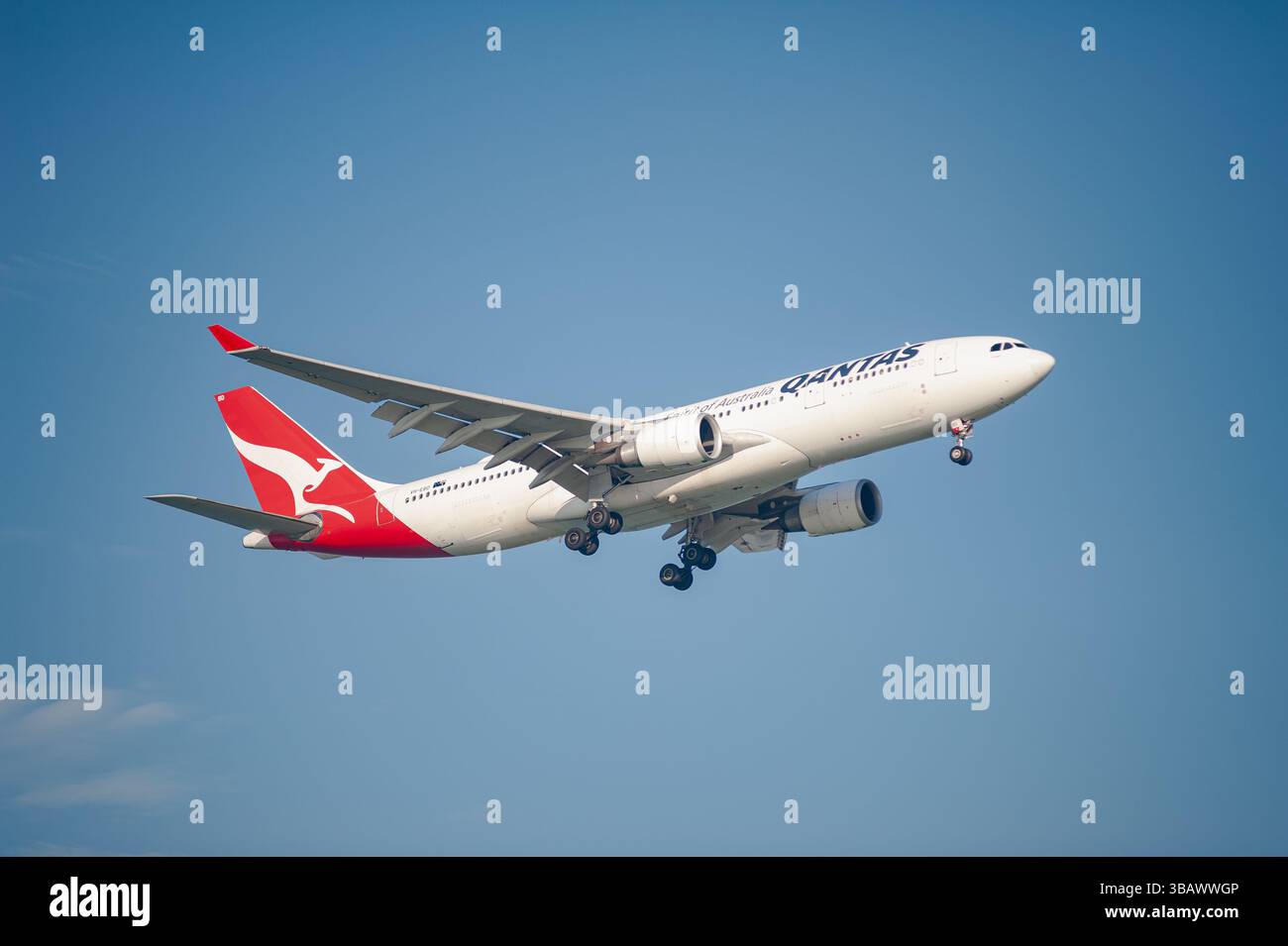 21.10.2024, Singapore, , Singapore - A passenger aircraft of the ...
