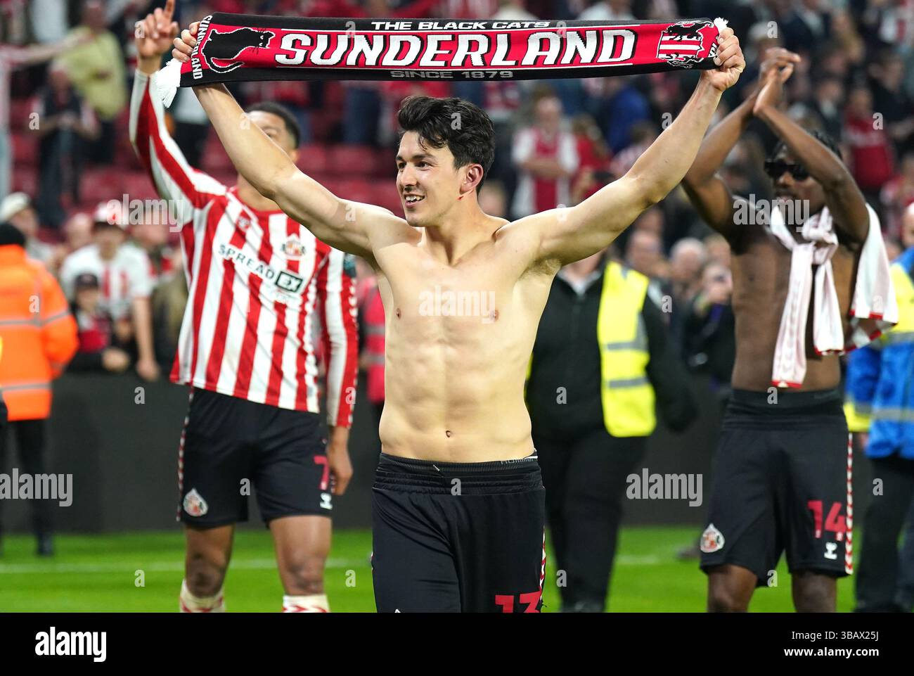 Sunderland's Luke O'Nien celebrates with team-mates following victory ...