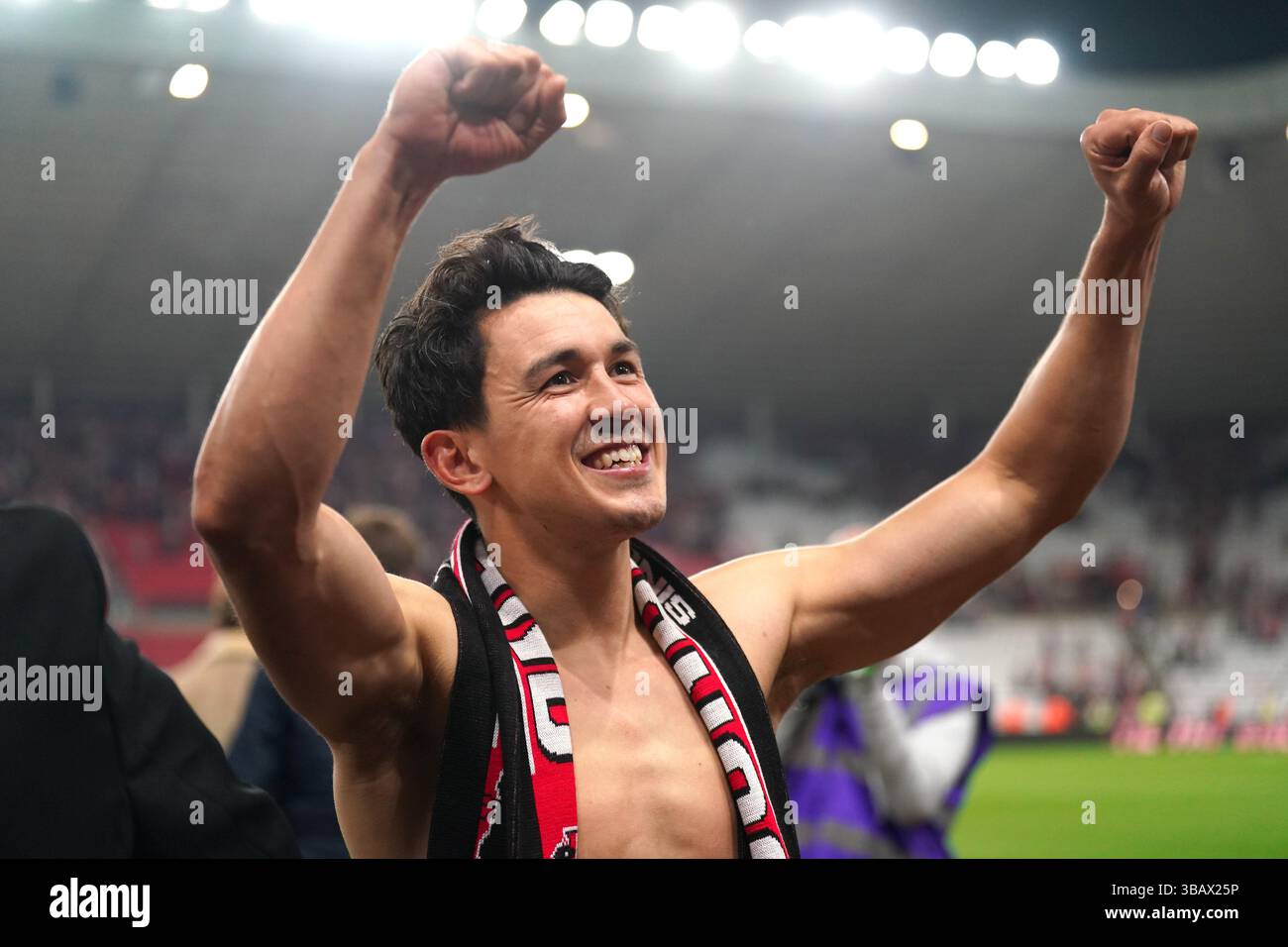 Sunderland's Luke O'Nien celebrates with team-mates following victory ...