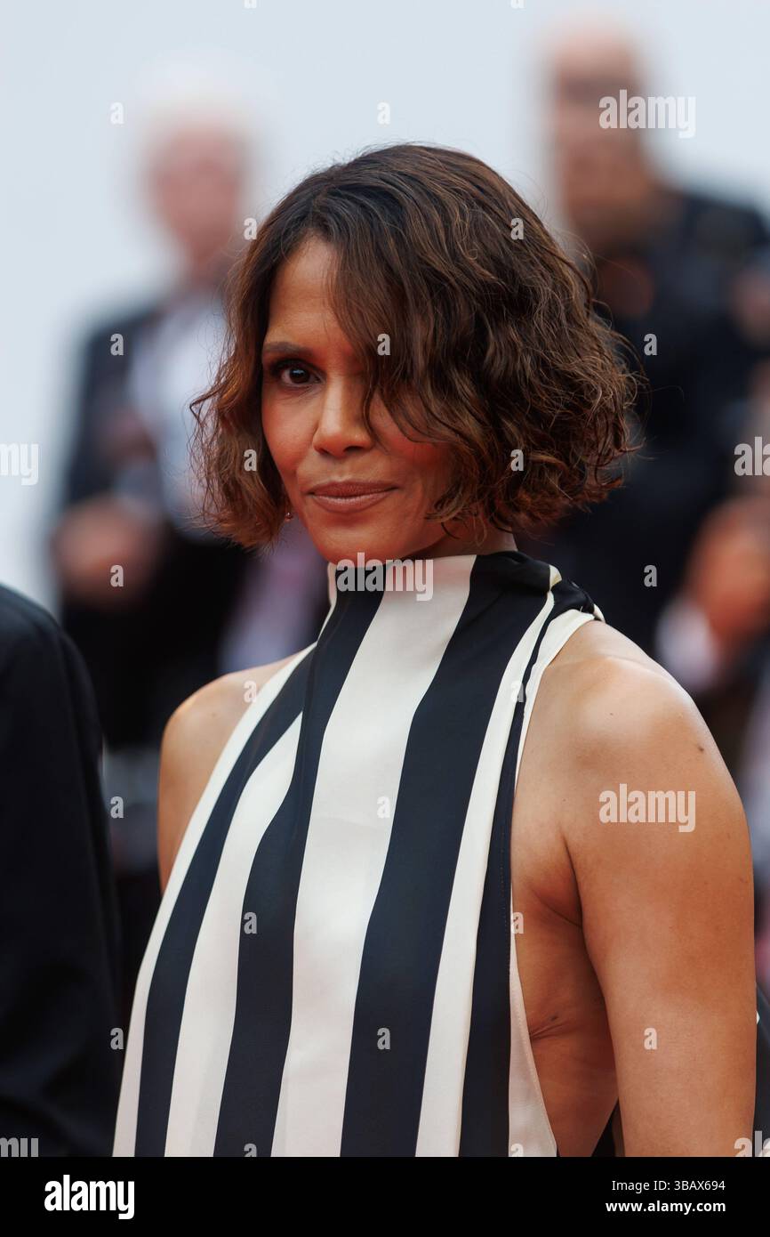 Festival de Cannes - Red Carpet Opening Ceremony Halle Berry bei der ...
