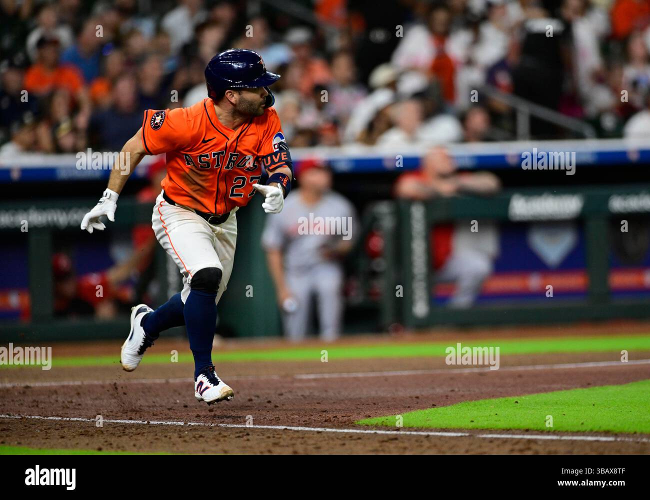 Houston Astros left field Jose Altuve (27) runs to first in the fifth ...