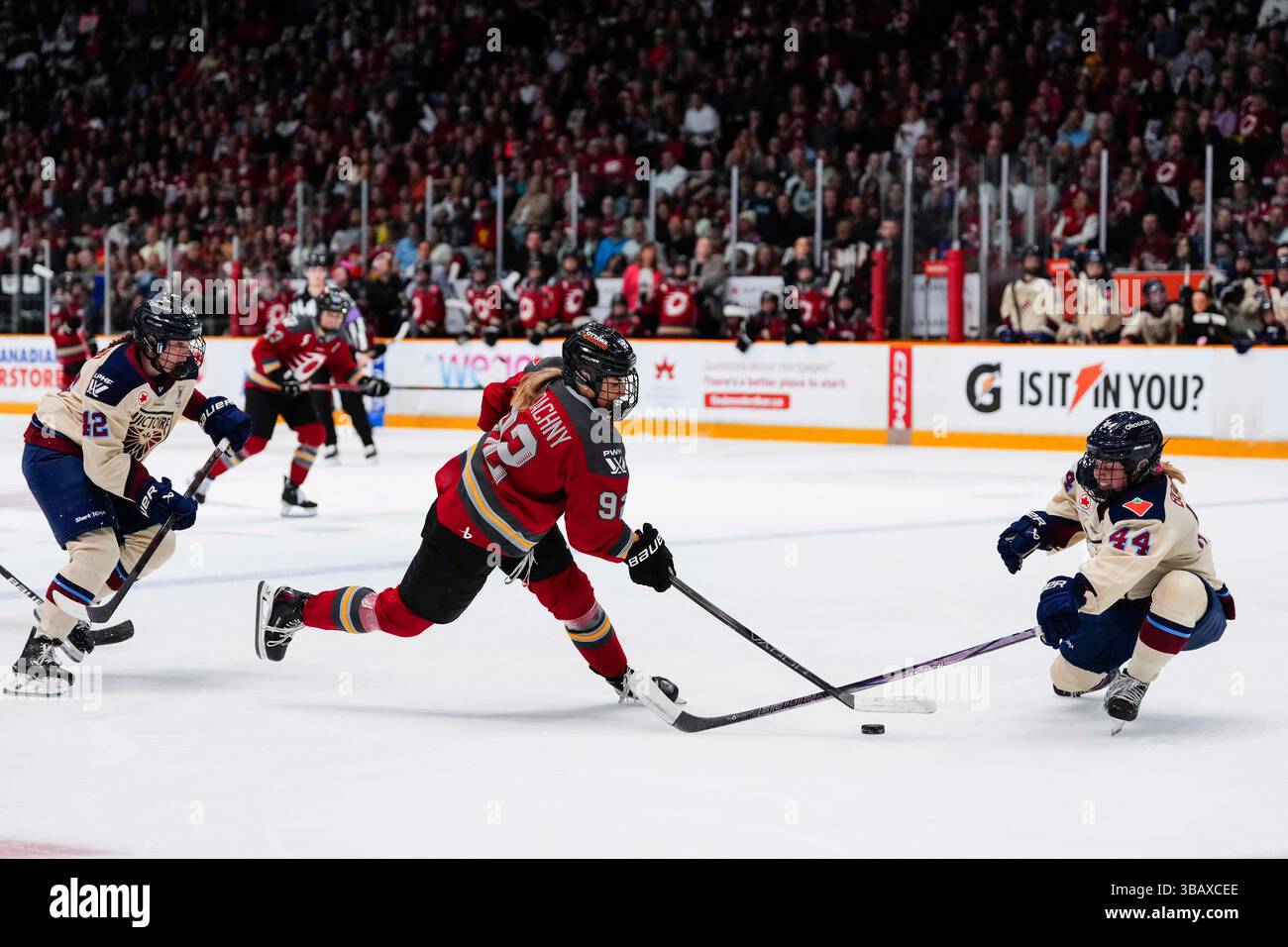 Ottawa Charge's Danielle Serdachny (92) tries to get a shot past ...