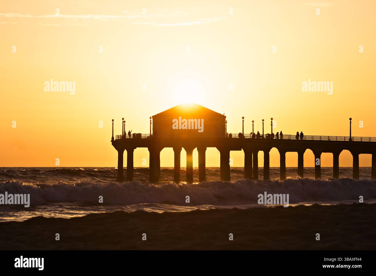 Sun shining over Manhattan Beach Pier Stock Photo - Alamy