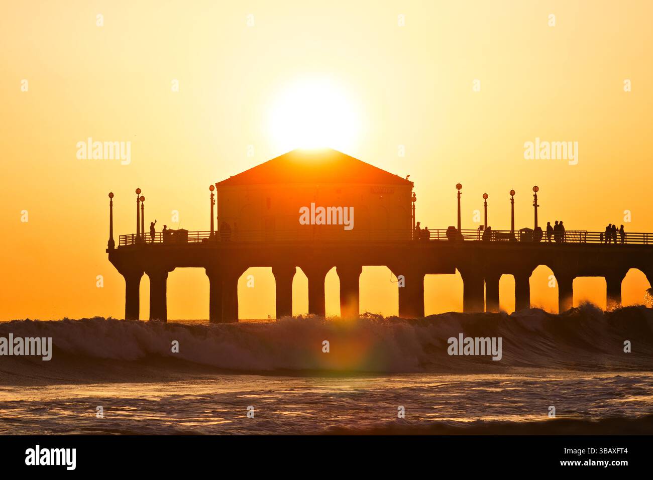 Sun shining over Manhattan Beach Pier Stock Photo - Alamy