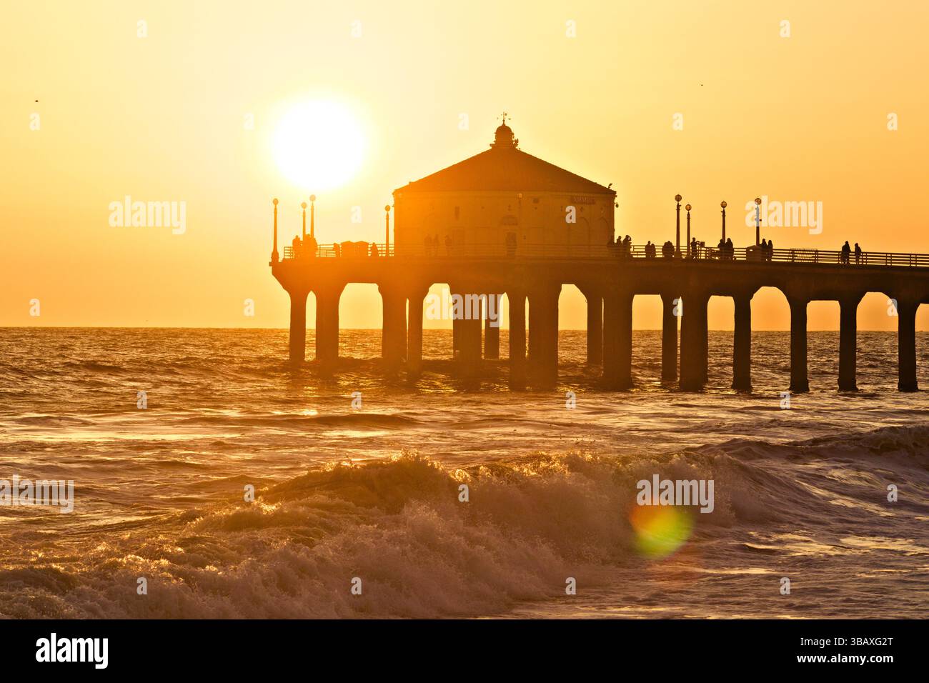 sun shining over Manhattan Beach Pier Stock Photo - Alamy
