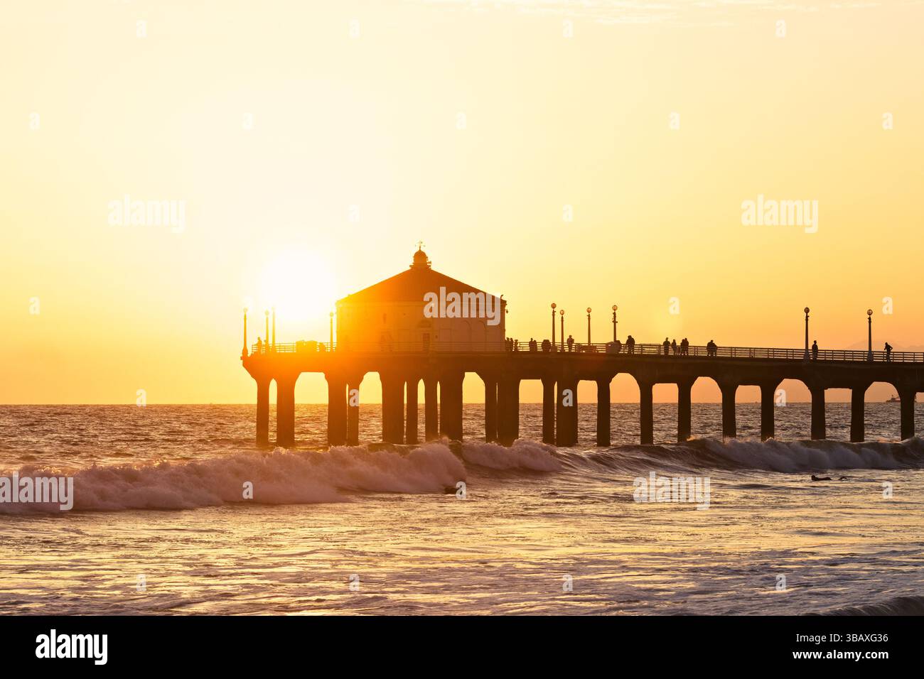 Sun shining behind Manhattan Beach Pier Stock Photo - Alamy